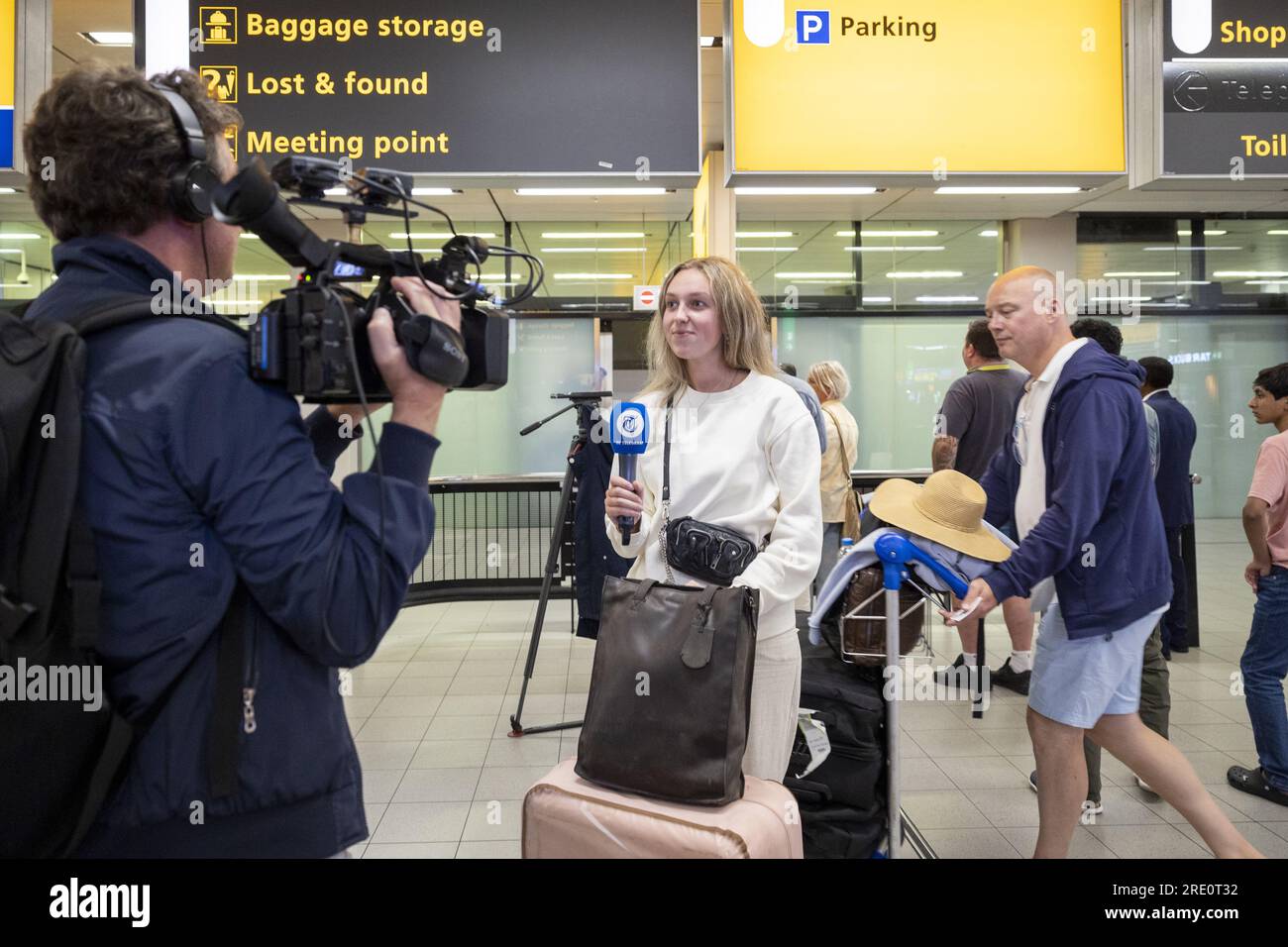 SCHIPHOL - les voyageurs parlent aux médias à leur arrivée à l'aéroport ...