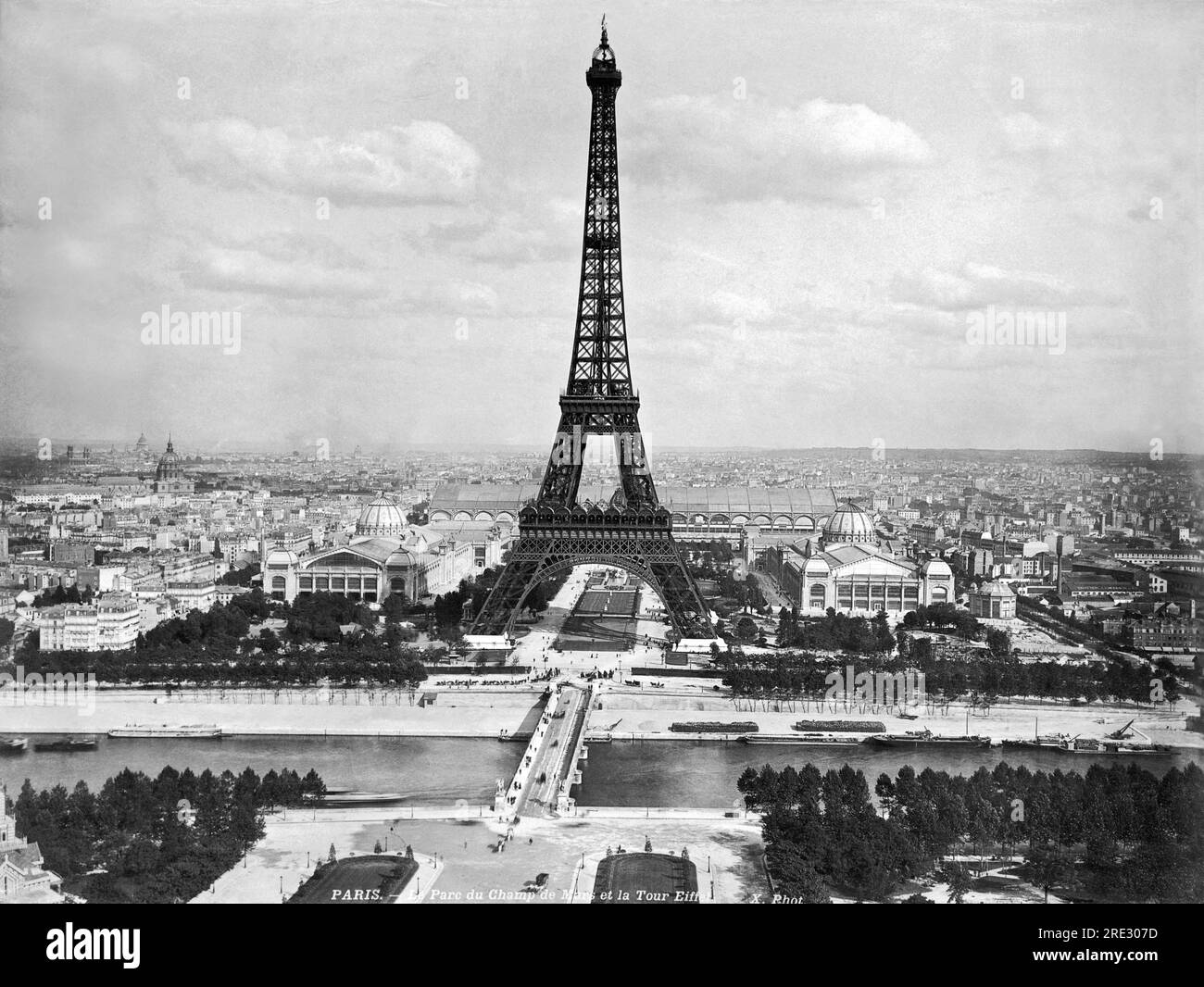 Paris, France : vers 1889 la Tour Eiffel a été construite par Gustave Eiffel pour l'exposition ...