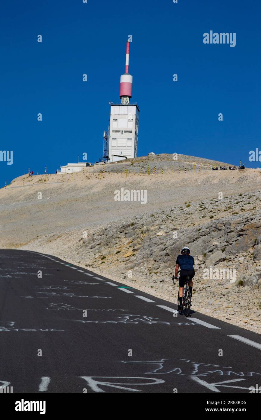 Mont Ventoux, France. 22 juillet 2023. Un cycliste grimpe le Mont Ventoux, en France, le 22 ...