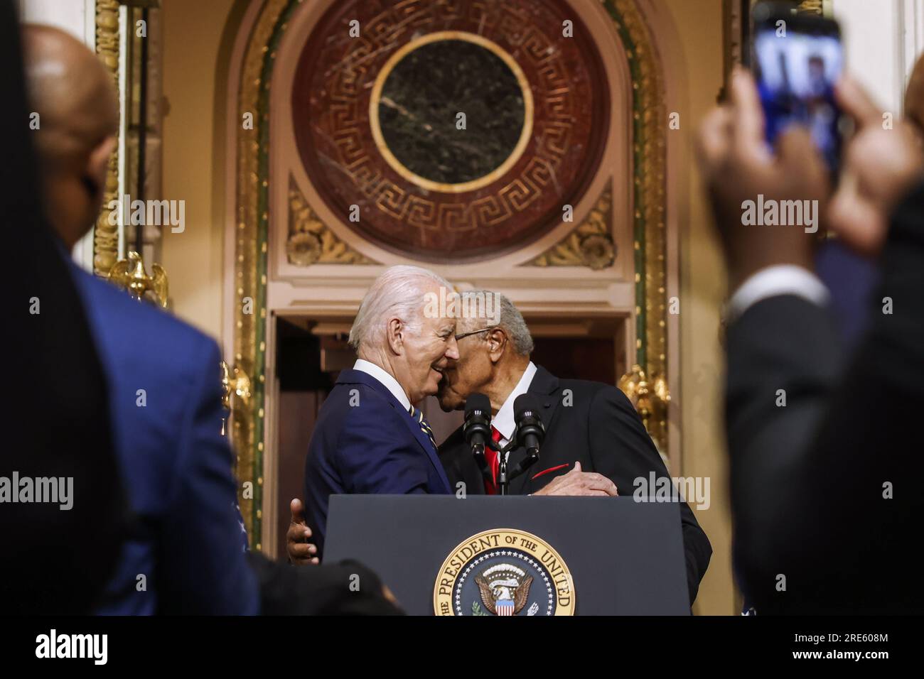 Le président des États-Unis Joe Biden parle au révérend Wheeler Parker ...