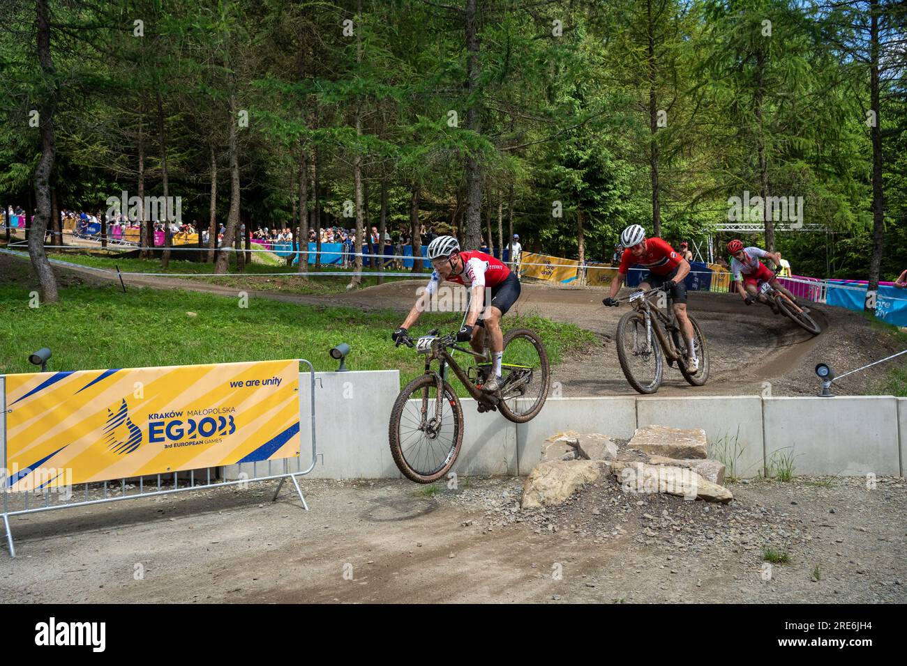 Joel Roth saute avec Knut Røhme et Bartłomiej Wawak derrière - UEC MTB ...