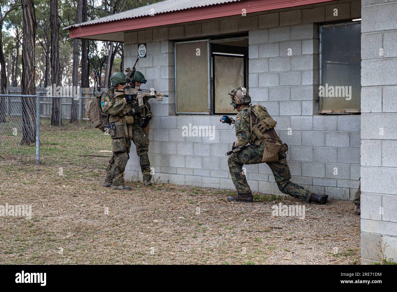Les soldats de l'armée allemande effectuent un mouvement MOUT ...