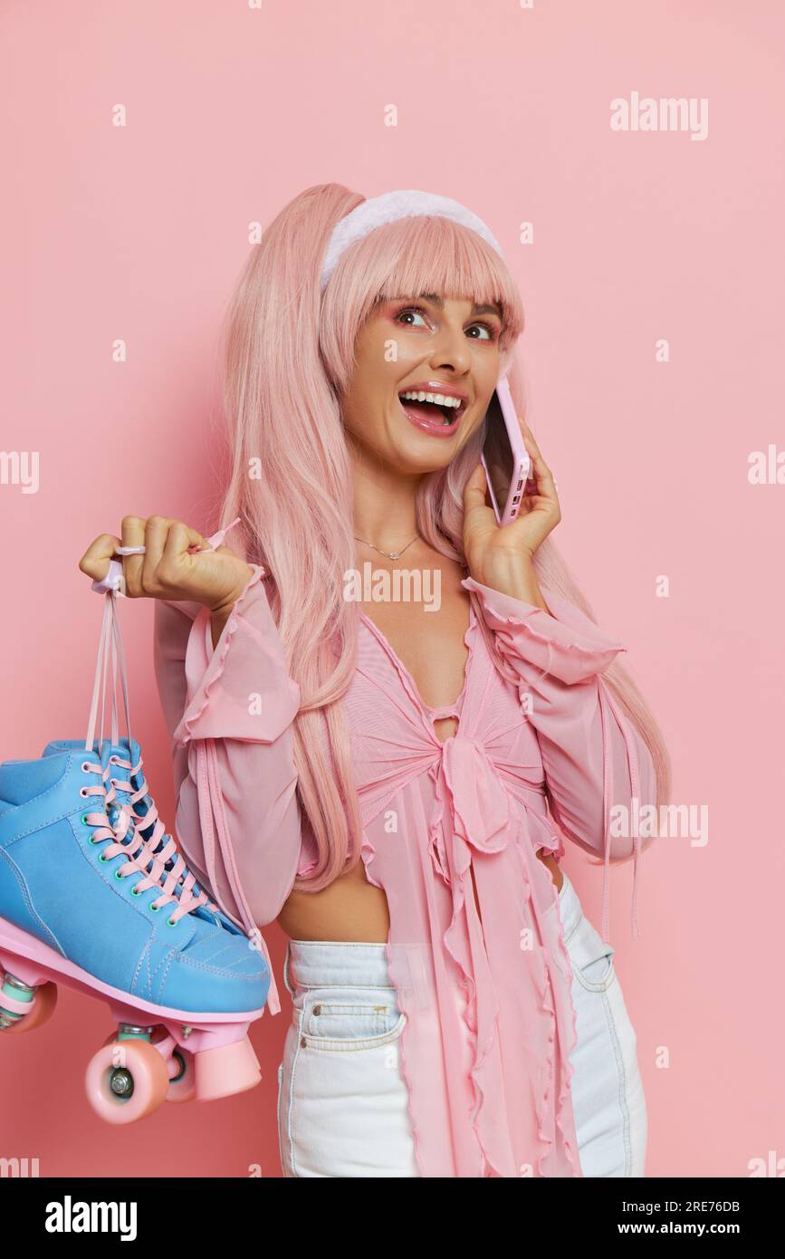 Fille de style Barbie dans des vêtements roses et avec de longs cheveux ...