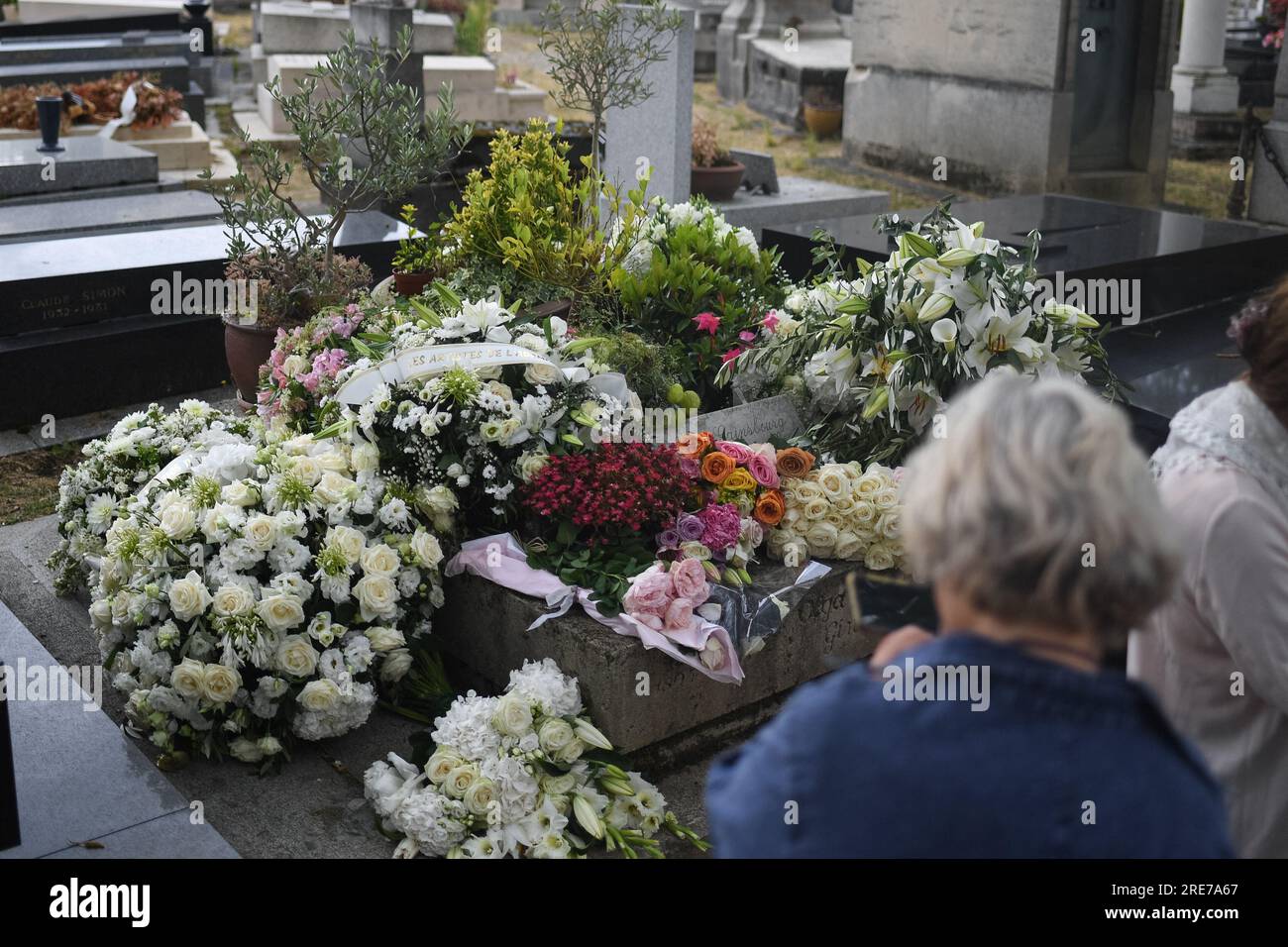 Paris, France. 25 juillet 2023. Des fleurs sont déposées sur la tombe ...