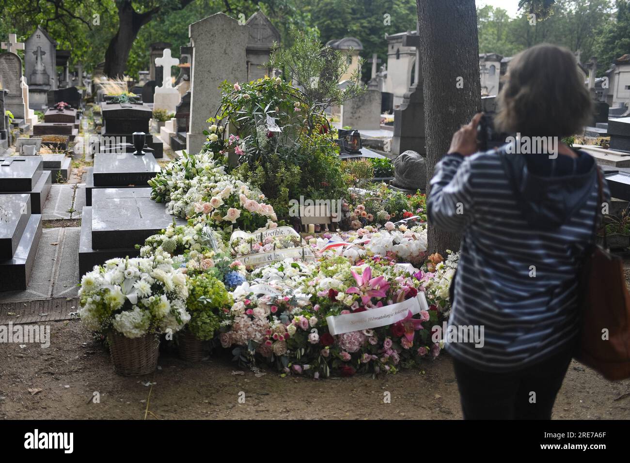 Paris, France. 25 juillet 2023. Des fleurs sont déposées sur la tombe ...