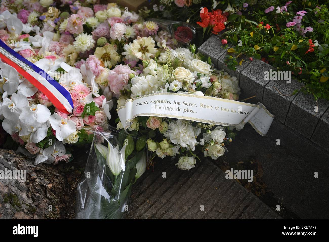 Paris, France. 25 juillet 2023. Des fleurs sont déposées sur la tombe ...
