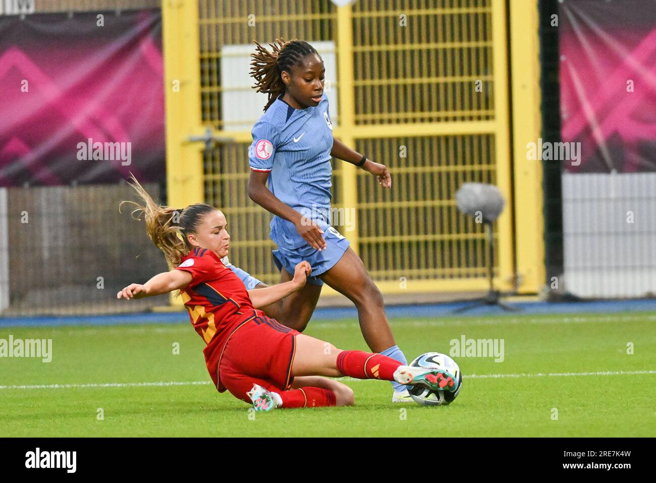 Tara Elimbi Gilbert (11 ans) de France et Sara Ortega (15 ans) d ...