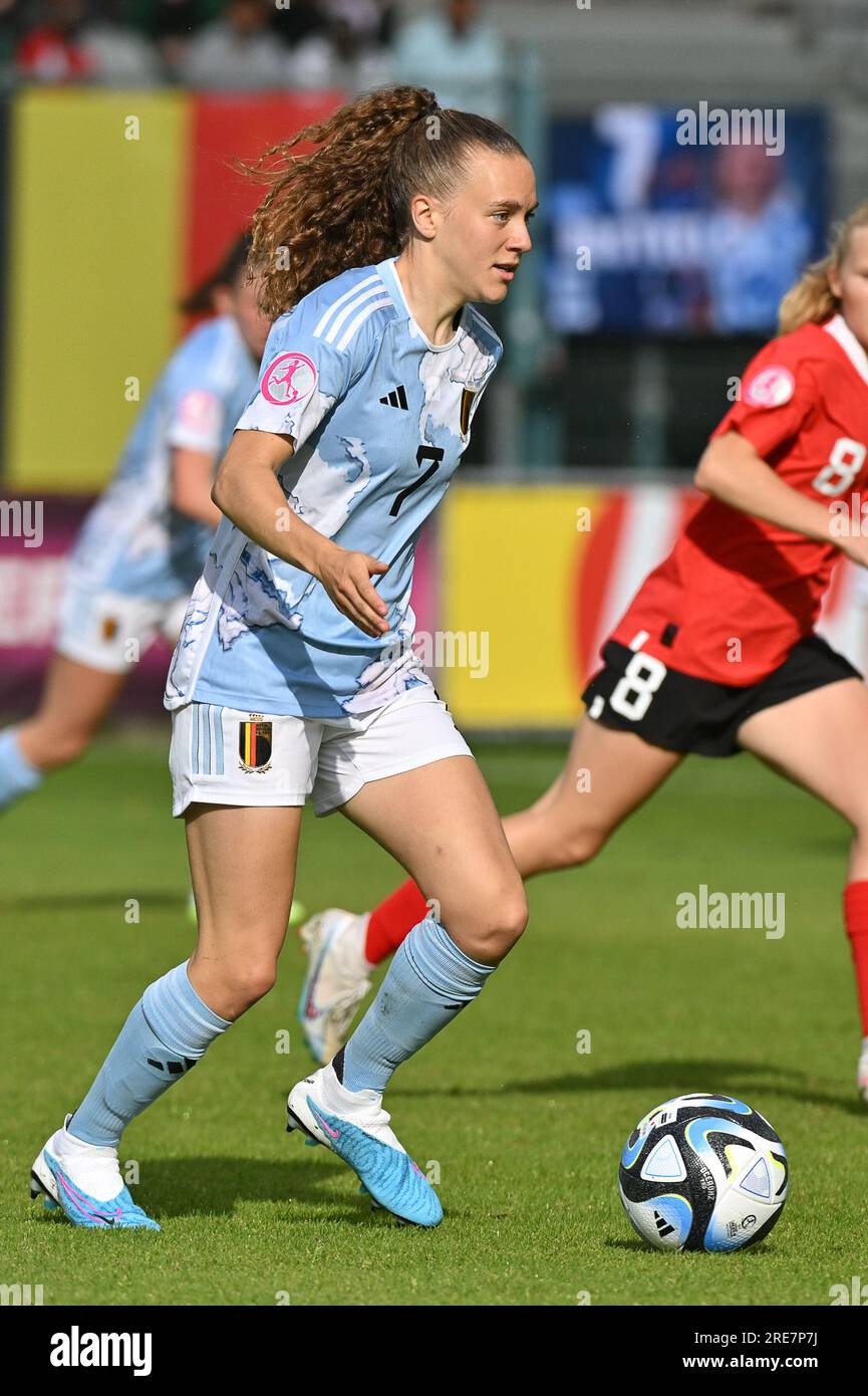 Alixe Bosteels (7 ans) de Belgique photographié lors d'un match de ...