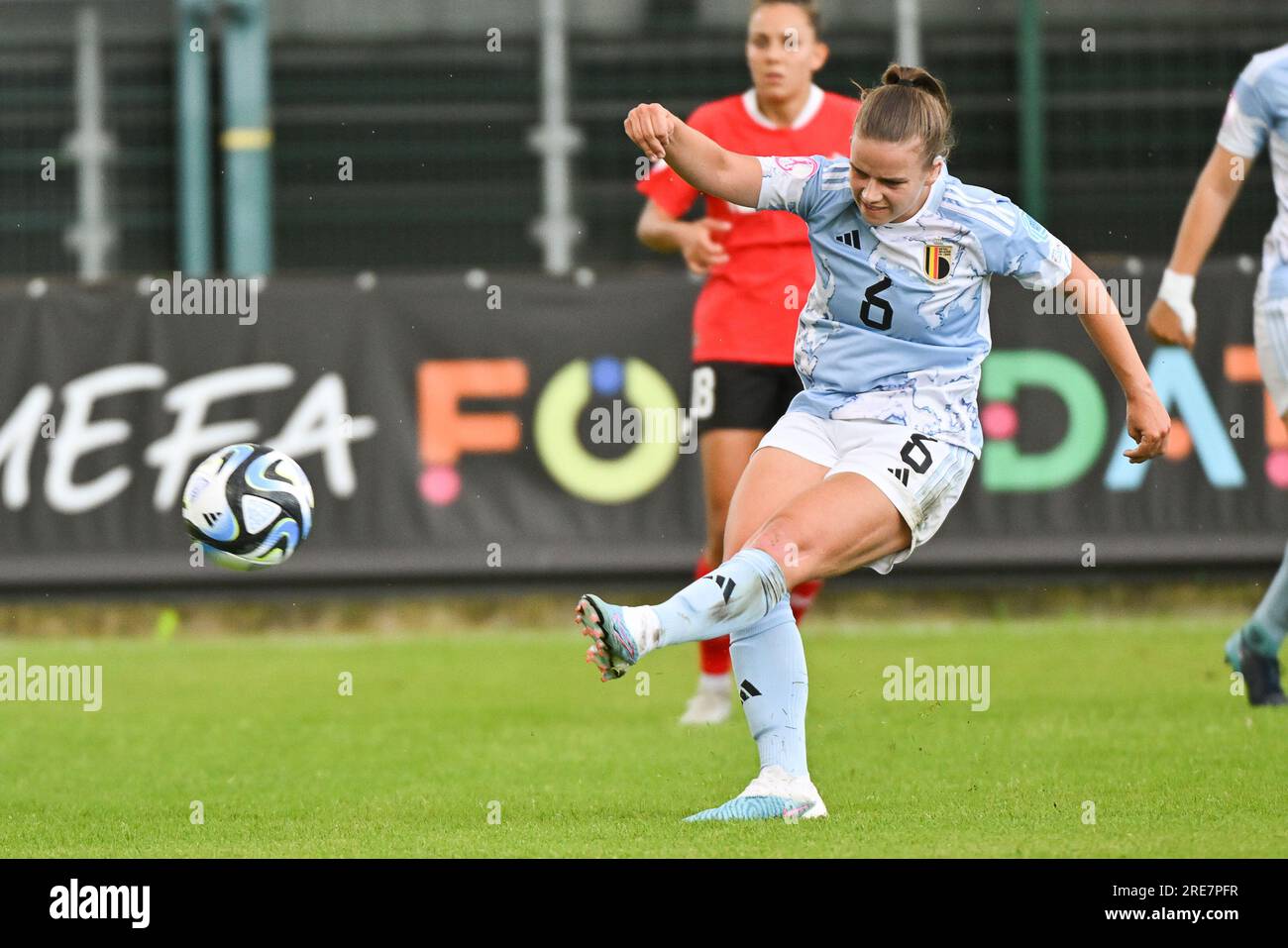 Karlijn Helsen (6 ans) de Belgique photographiée lors d'un match de football féminin entre les ...