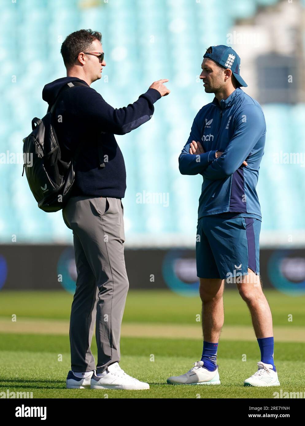 Robert Key (à gauche), directeur général de l'Angleterre, et Mark Wood, lors d'une session nets ...