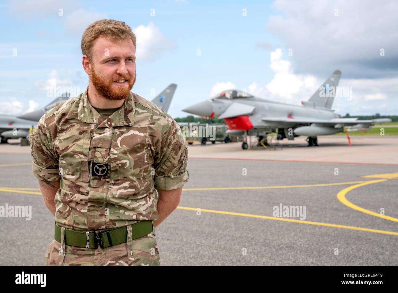 Le spécialiste de l'air 1 (technicien) Will Dixon, aux côtés des jets ...