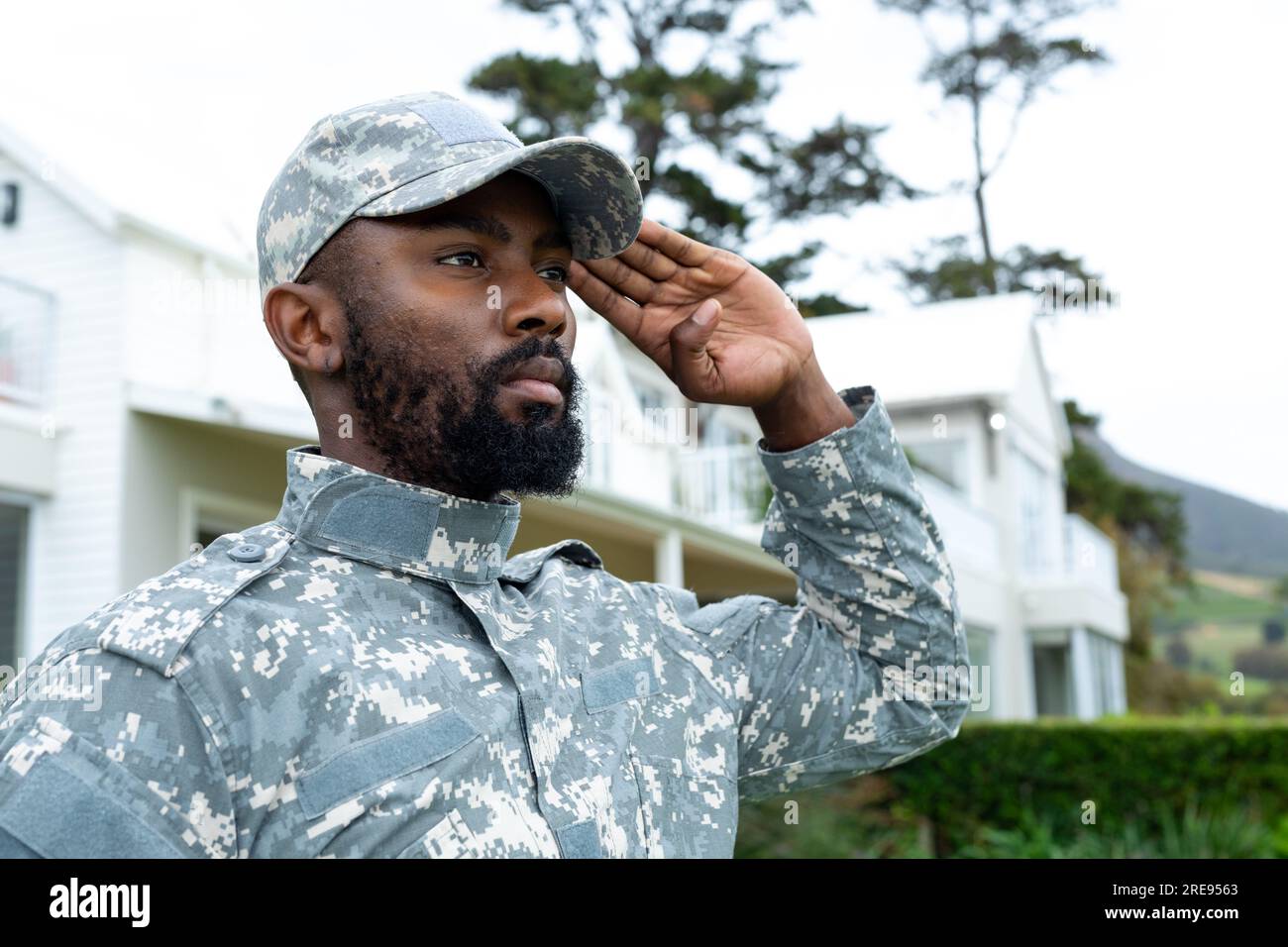 Soldat afro-américain portant un uniforme militaire saluant et restant ...