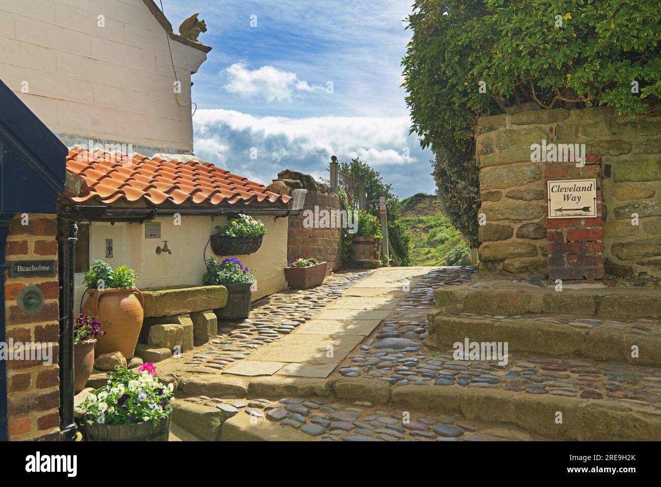 Robin Hood's Bay, panneau de Cleveland Way vers le sentier longeant le ...