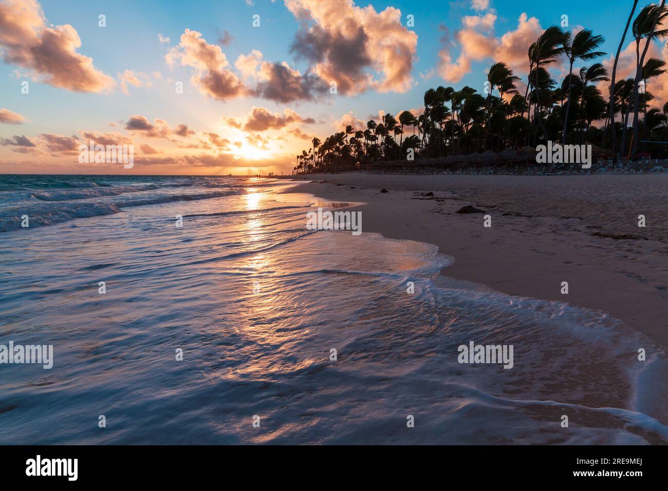 Côte de l'océan Atlantique au lever du soleil, plage de Bavaro ...
