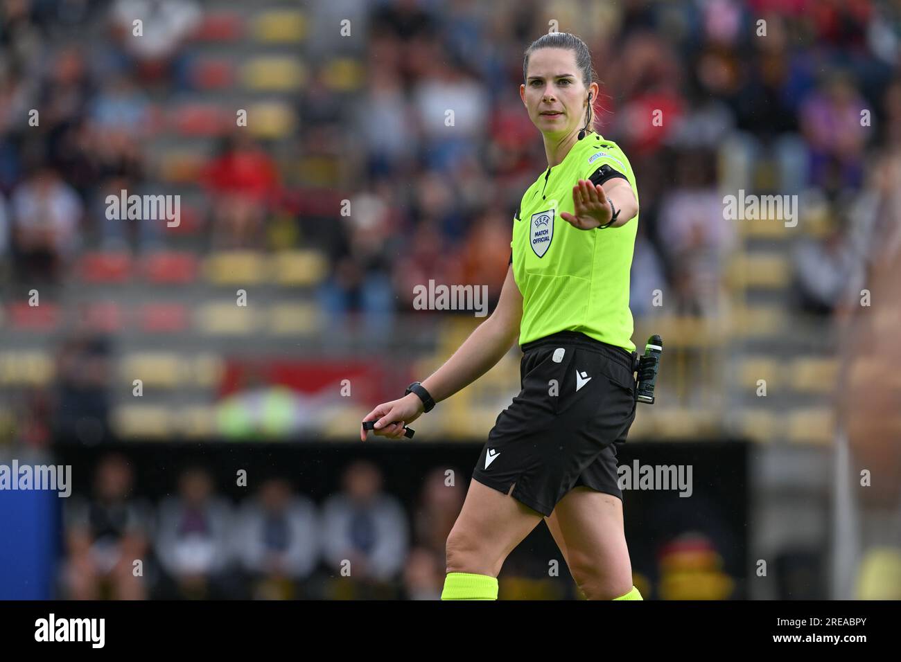 L'arbitre Michele Schmolzer photographié lors d'un match de football ...