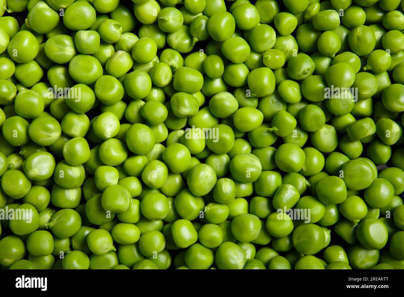 Arrière-plan de pois verts frais, texture de grains parfaits de pois ...