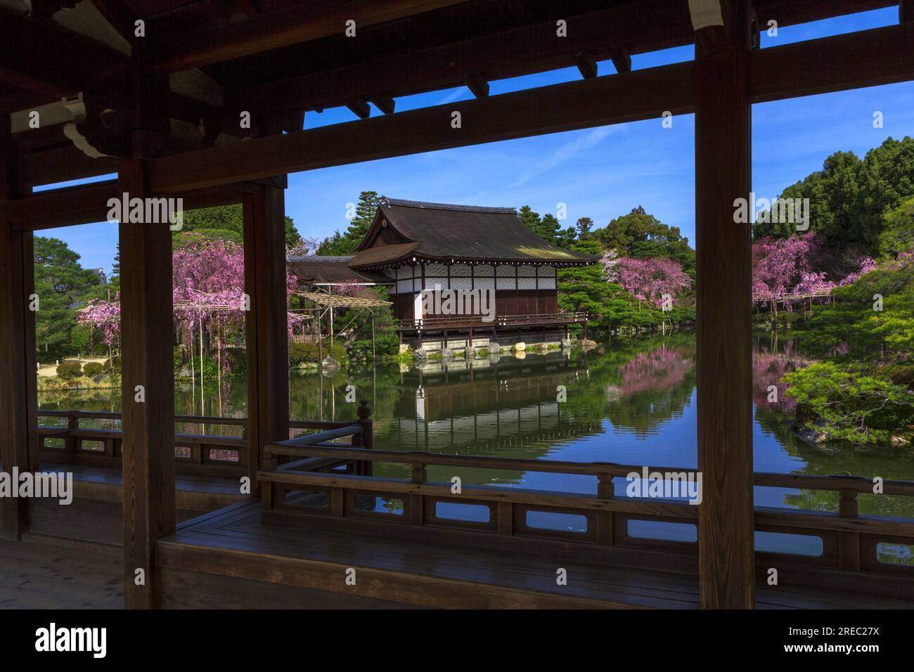 Heian shrine pond Banque de photographies et d’images à haute ...