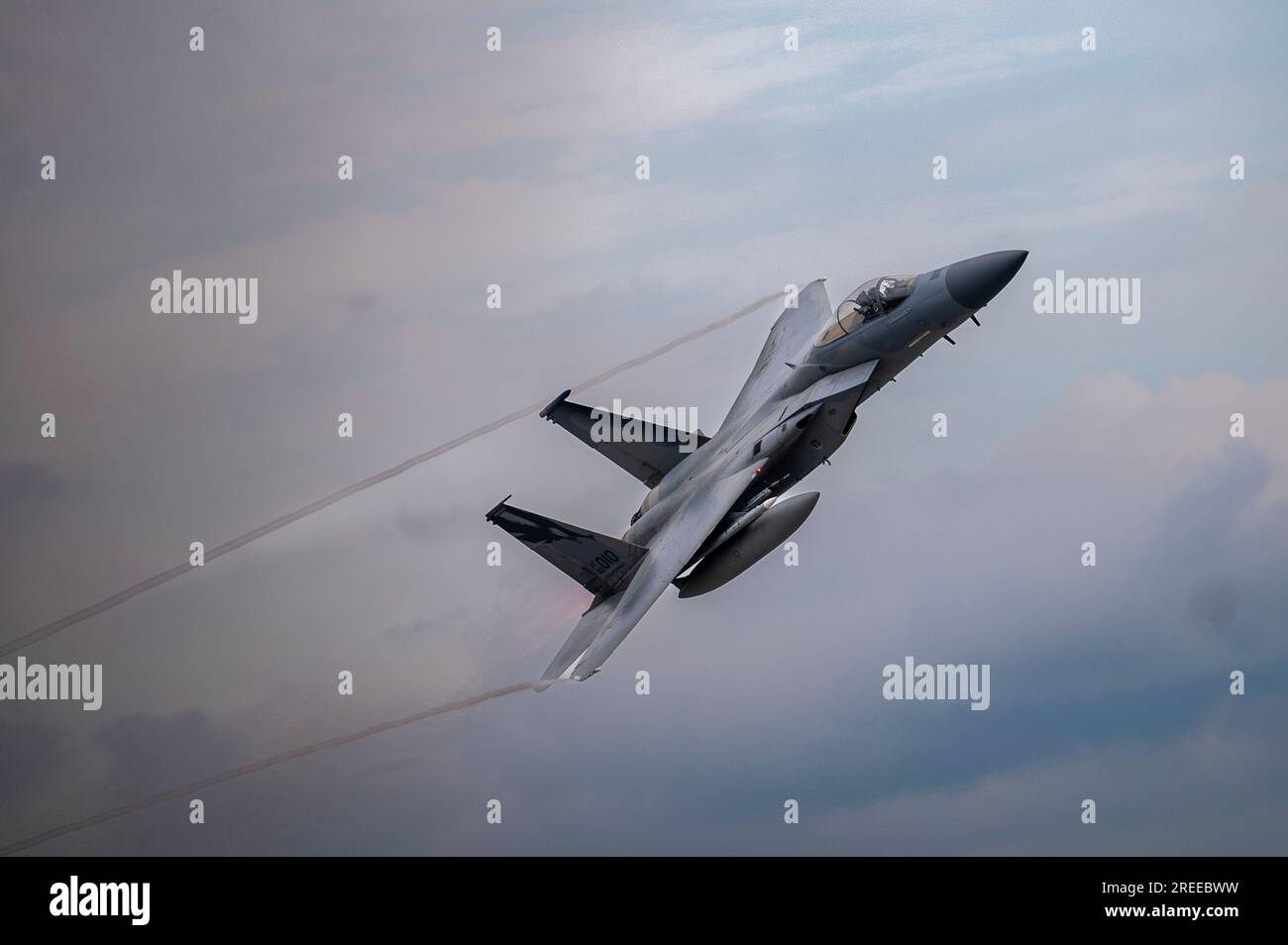 UN AMÉRICAIN Air Force F-15C Eagle au-dessus de la base aérienne de ...