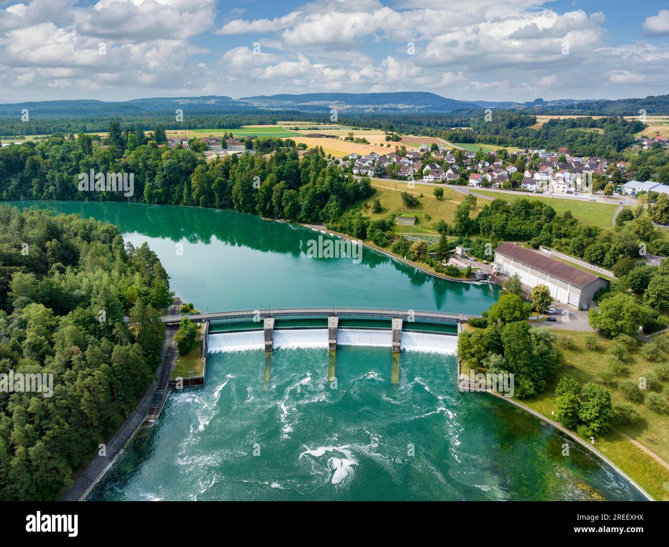 Vue aérienne de la centrale hydroélectrique de Rheinau et de la ...