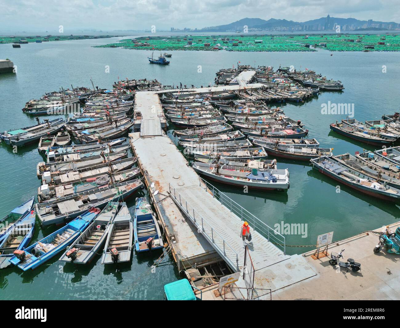 YANTAI, CHINE - 28 JUILLET 2023 - les bateaux de pêche engagés dans l ...