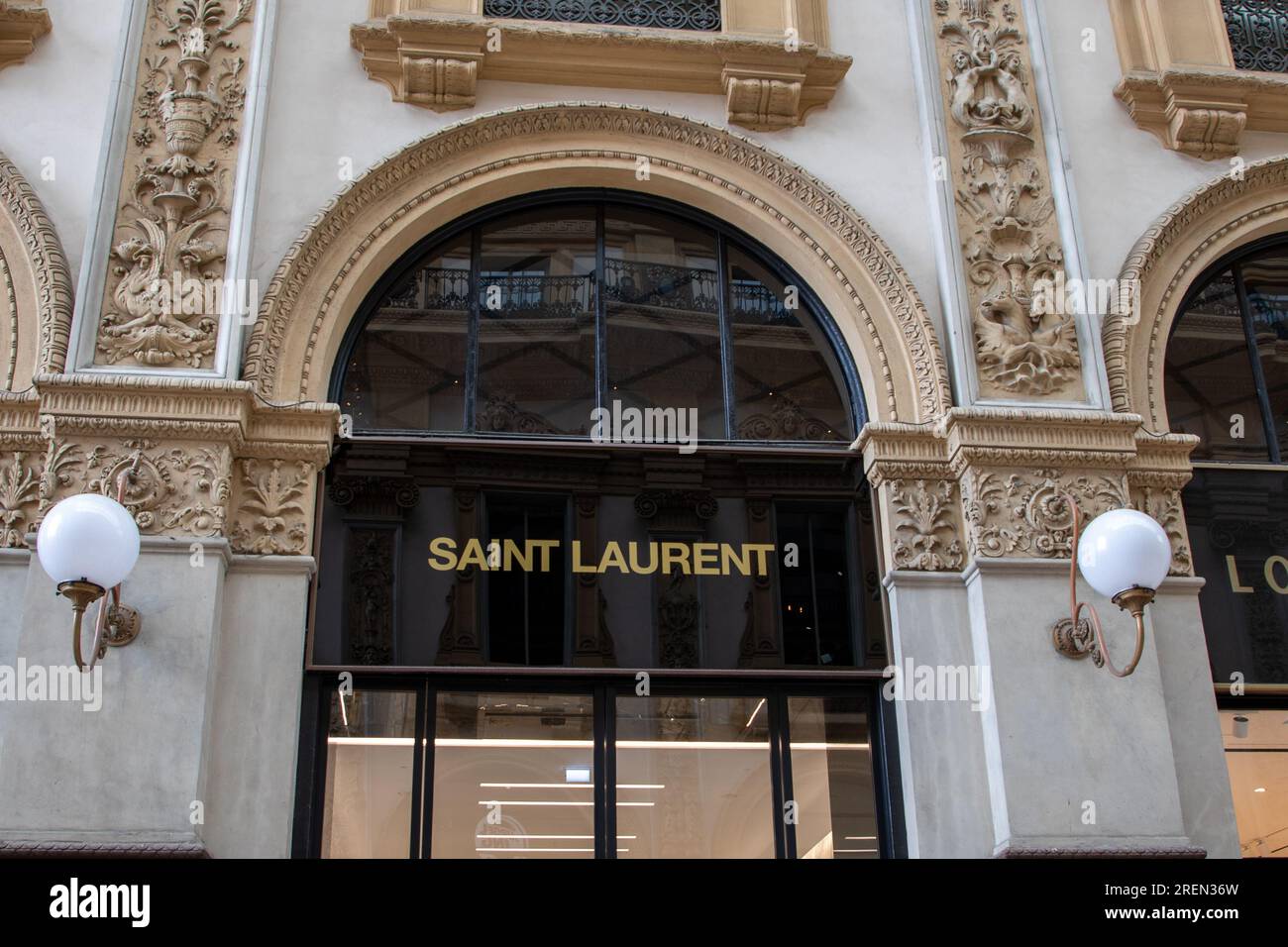 Yves saint laurent logo Banque de photographies et d’images à haute ...