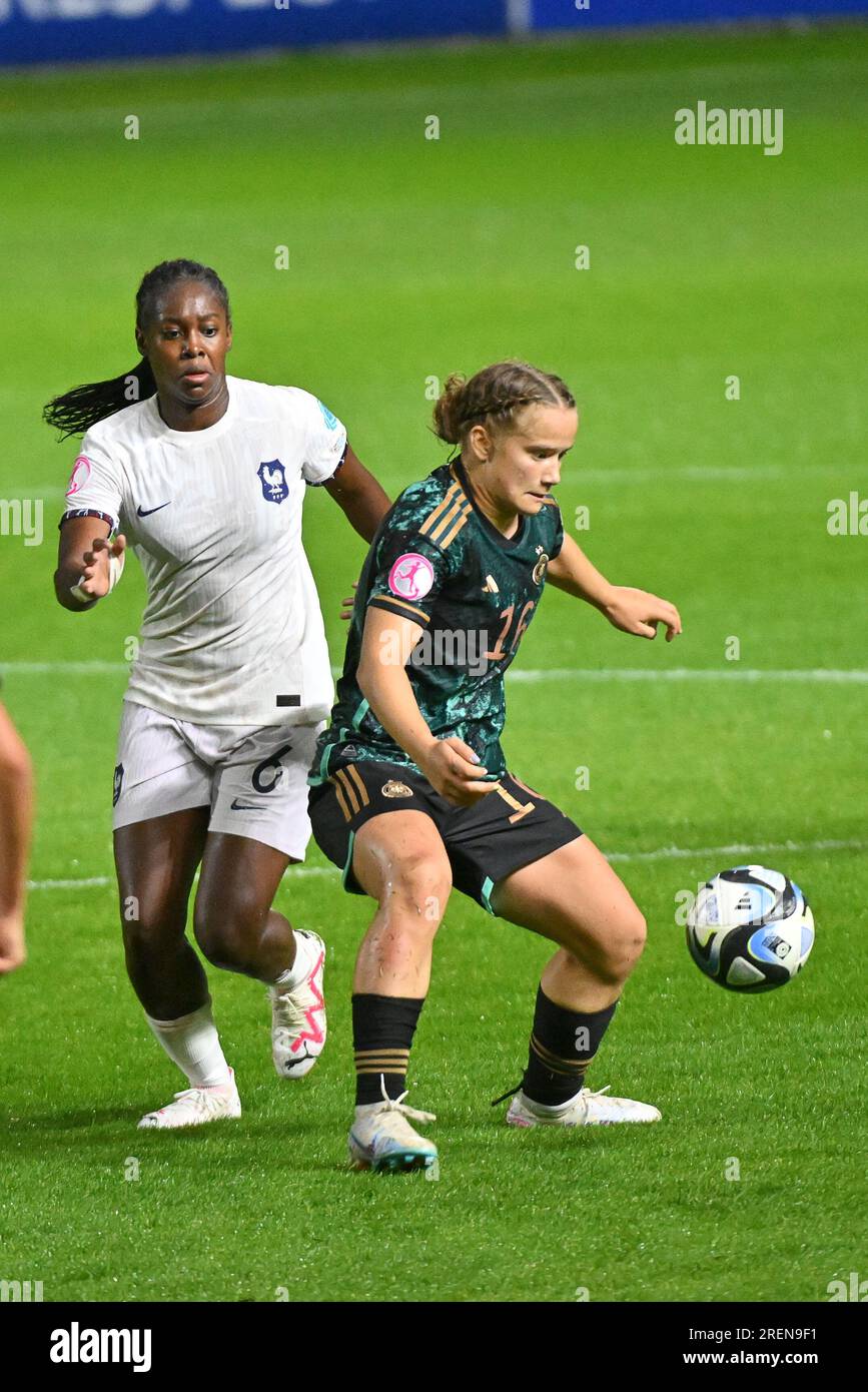 Kysha Sylla (6 ans) de France et Paulina Platner (16 ans) d'Allemagne ...
