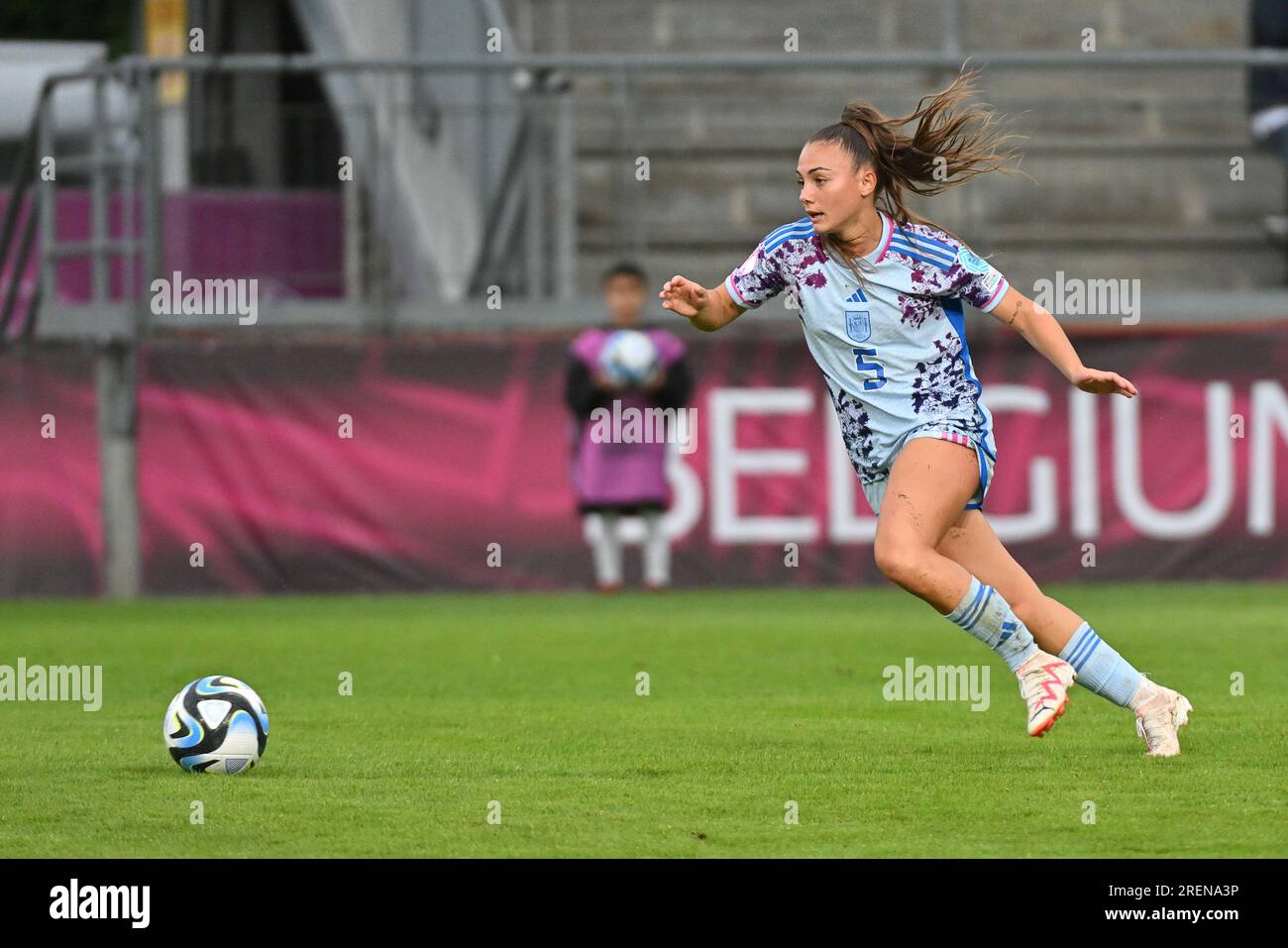 Marina Rivas (5 ans) d'Espagne photographiée lors d'un match de ...