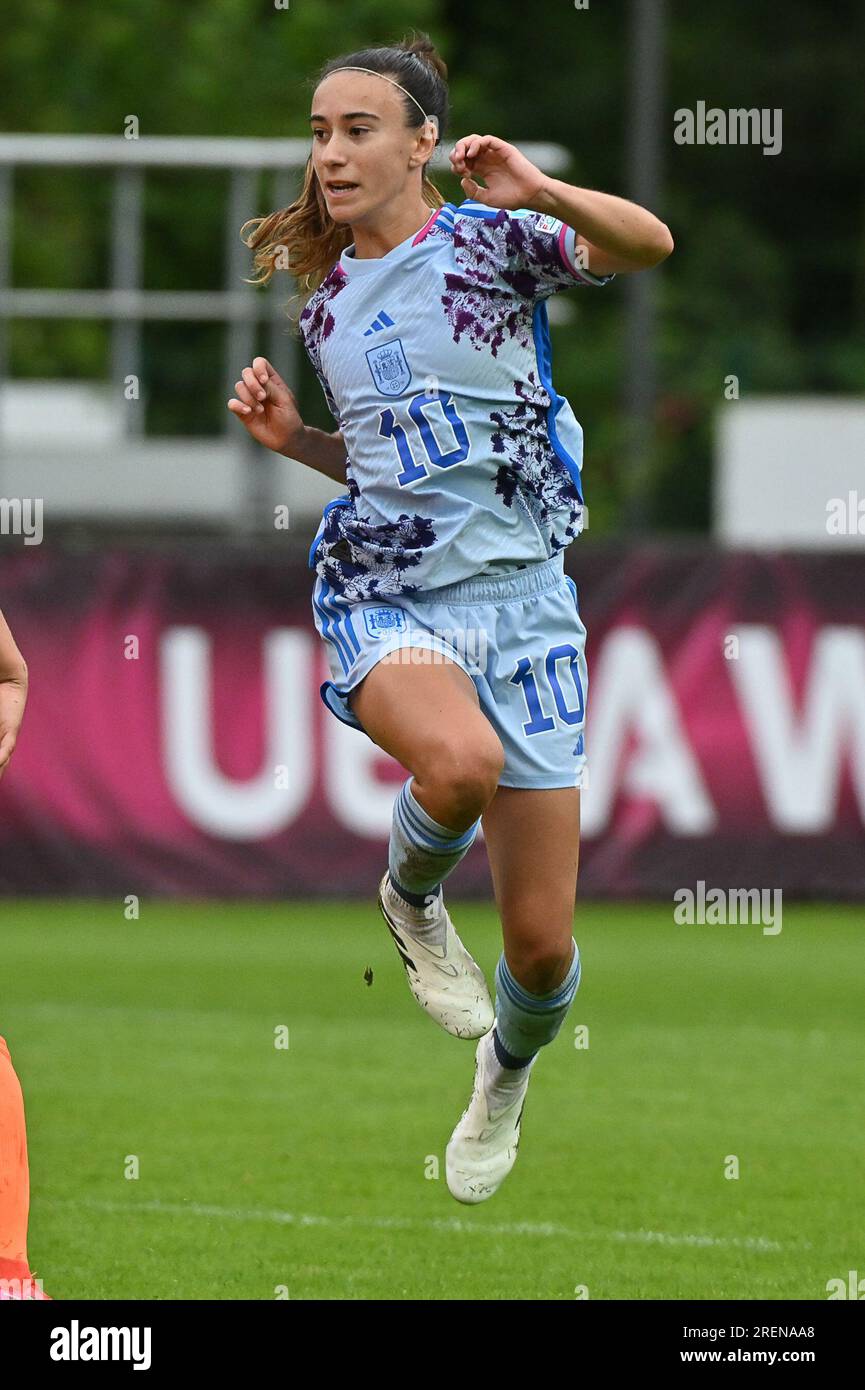 Julia Bartel (10 ans) d'Espagne photographiée lors d'un match de ...