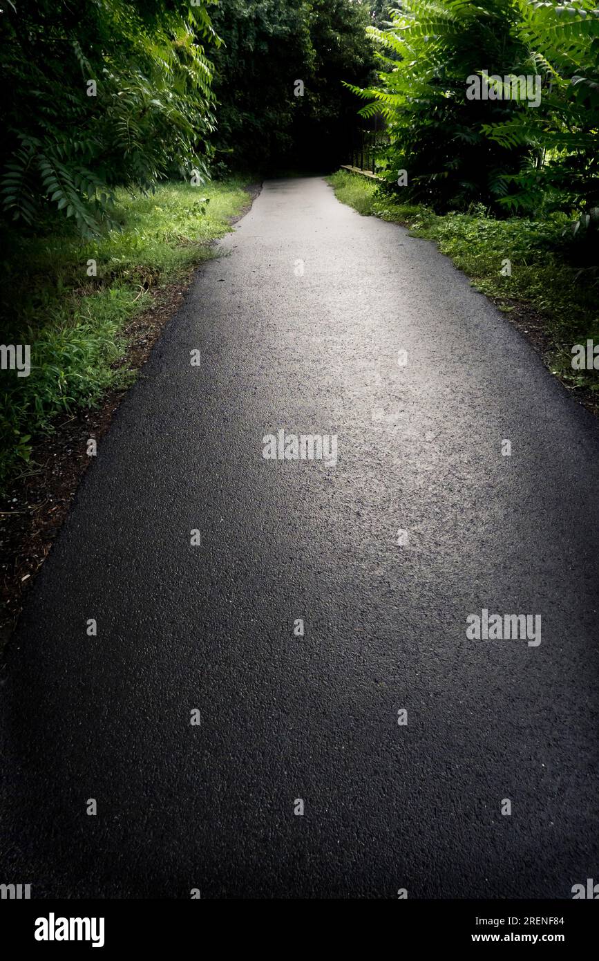 Route sombre Banque de photographies et d’images à haute résolution - Alamy