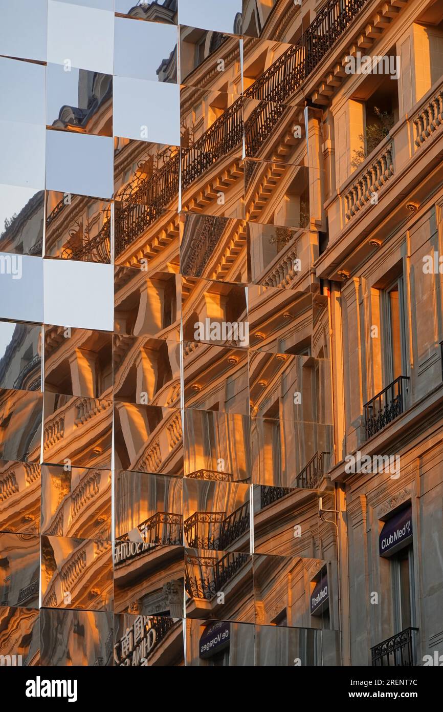 Paris, champs-Elysées, verspiegelte Verkleidung einer Baustelle ...