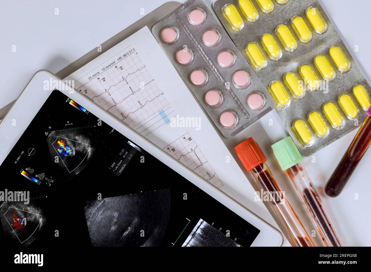 Le médecin utilise la tablette numérique pour vérifier la surveillance ...