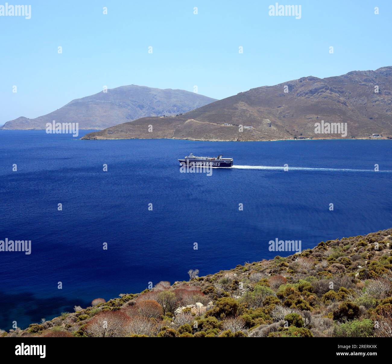 Vue du ferry Stavros du chemin à Lethra le long du chemin rocheux, île ...