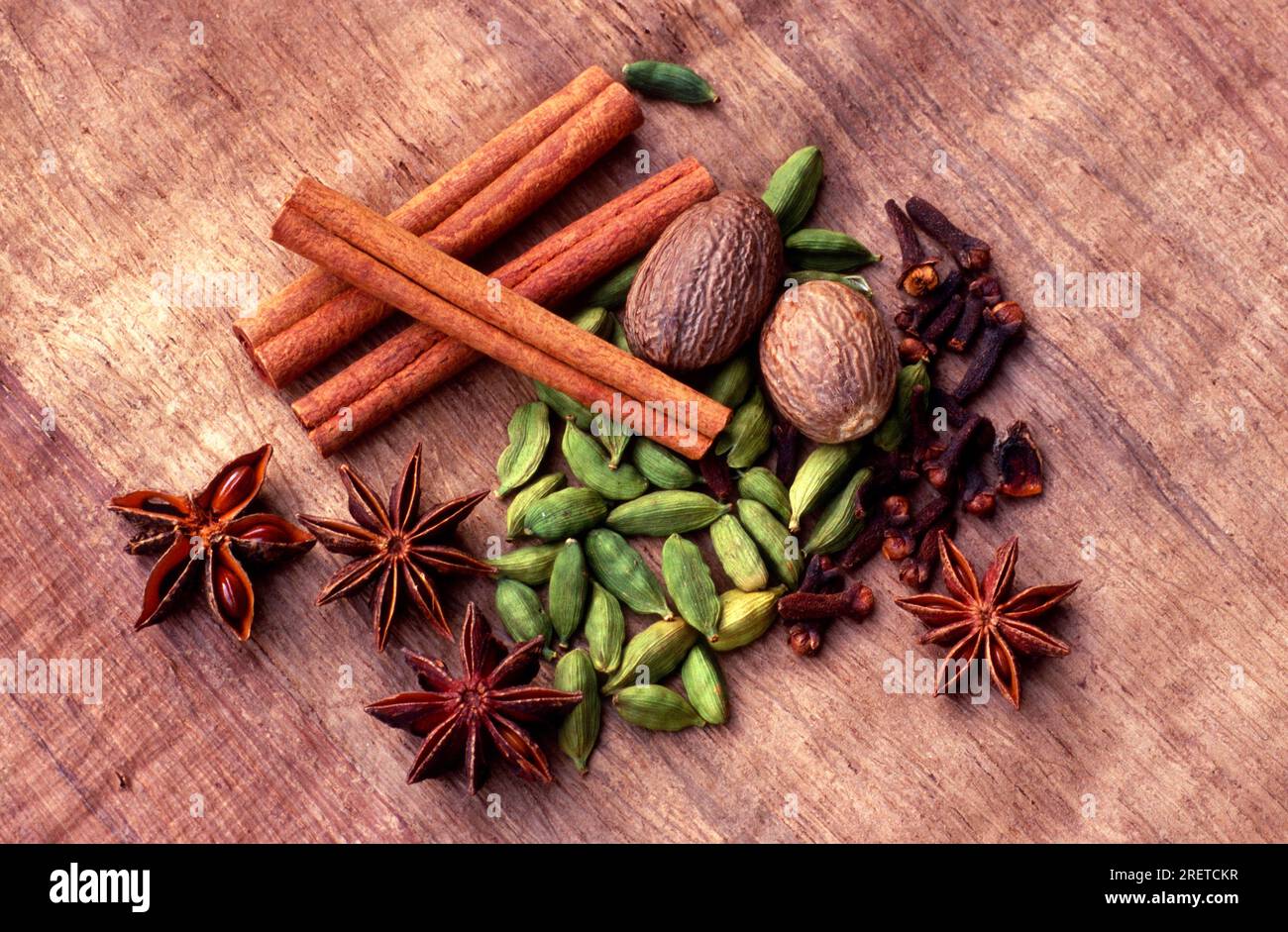 Épices, anis étoilé, cardamome, clous de girofle, cannelle, noix de ...