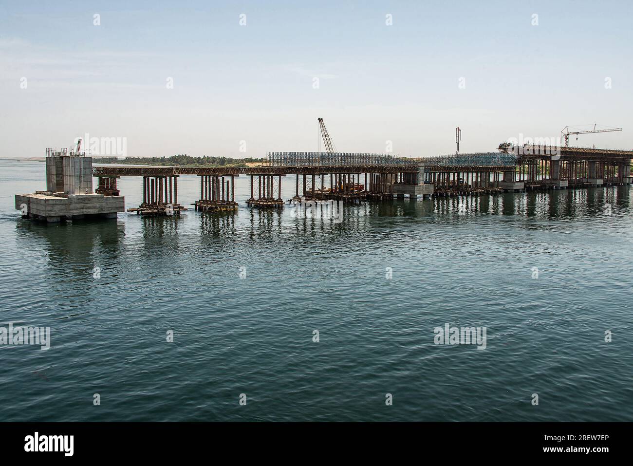 Construction du nouveau pont du Nil après Louxor en direction d'Assuan ...