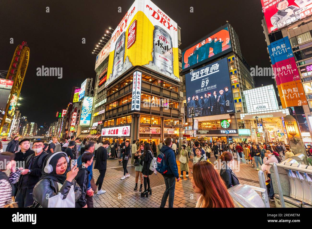 Le pont Ebisu populaire et bondé à Dotonbori, Osaka, avec le restaurant ...