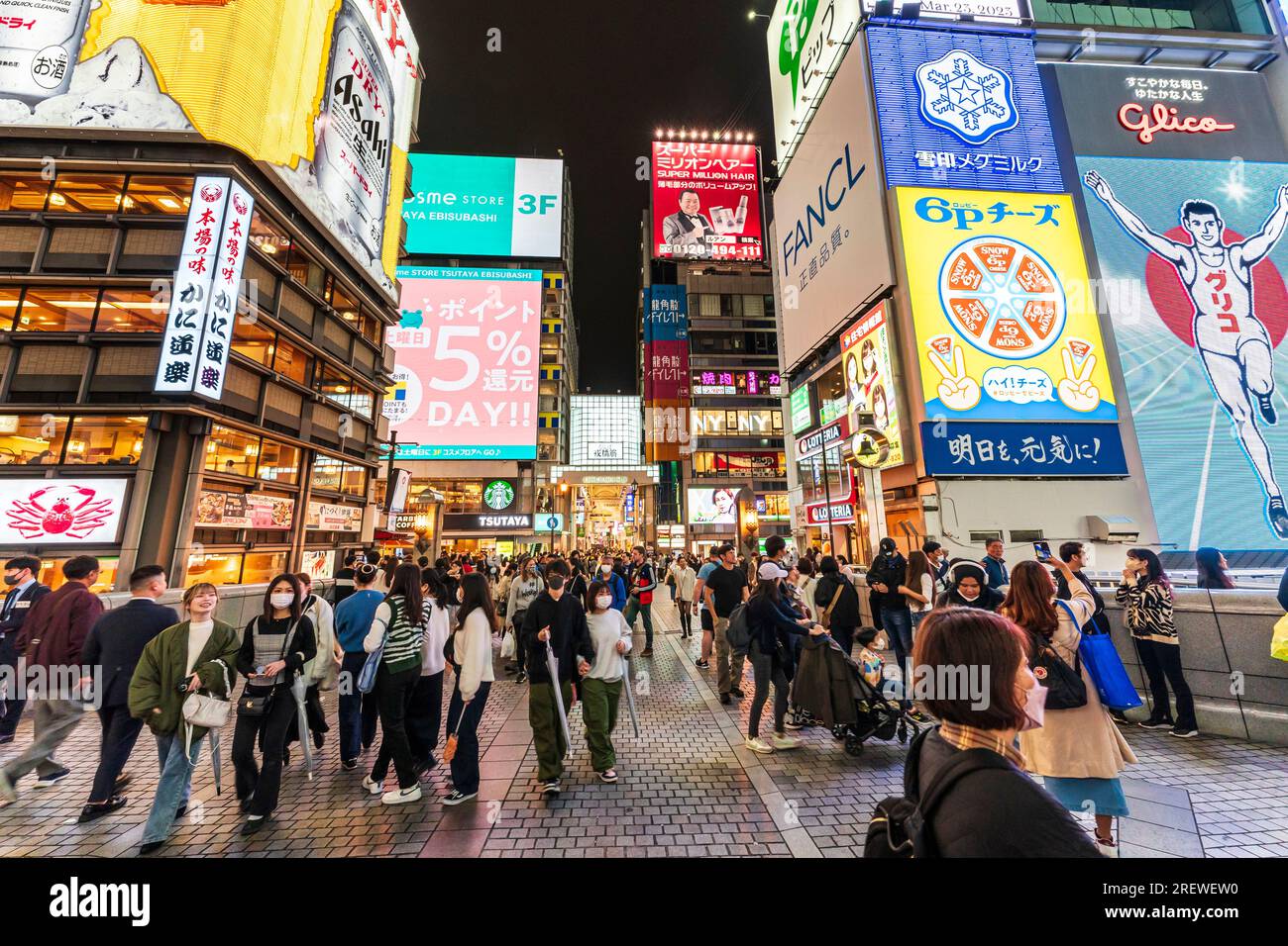 Le pont Ebisu populaire et bondé à Dotonbori, Osaka, avec le restaurant ...