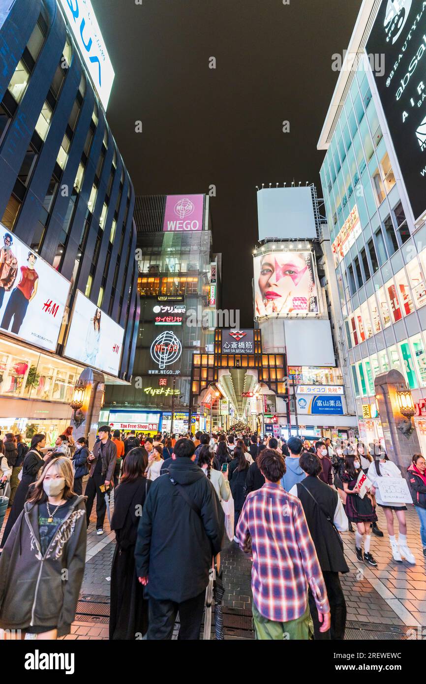 Vue nocturne depuis le pont Ebisu à Dotonbori, Osaka, de l'entrée de la ...