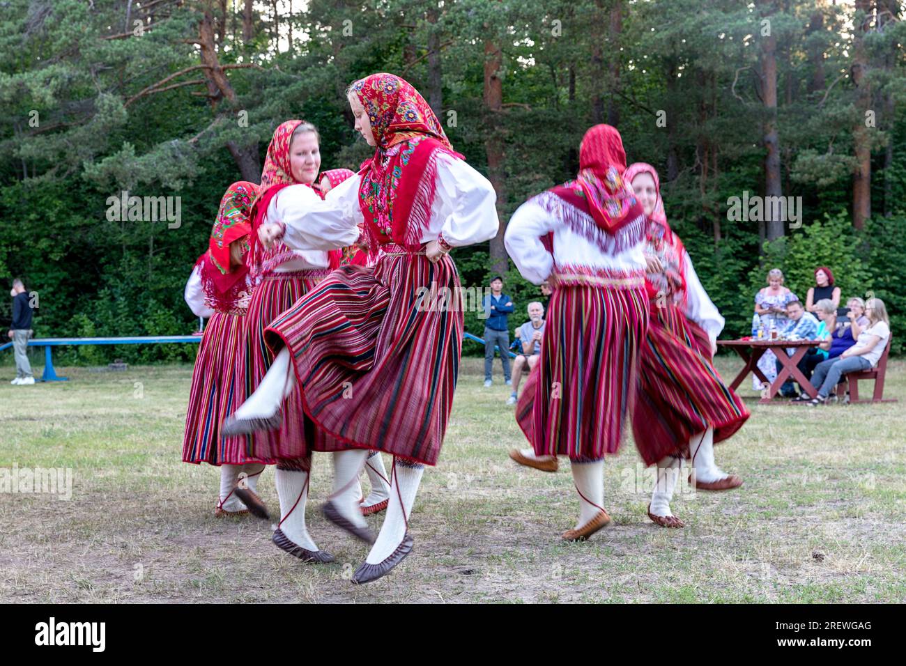 Des femmes en costumes folkloriques estoniens traditionnels dansent et ...