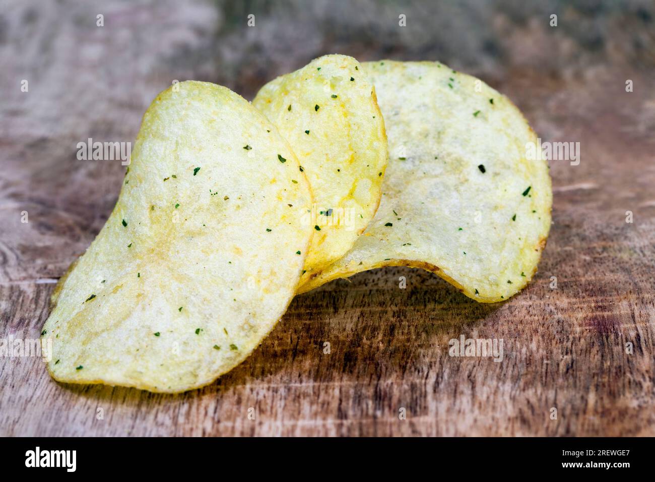 chips croustillants à base de pommes de terre et frites, chips fines ...