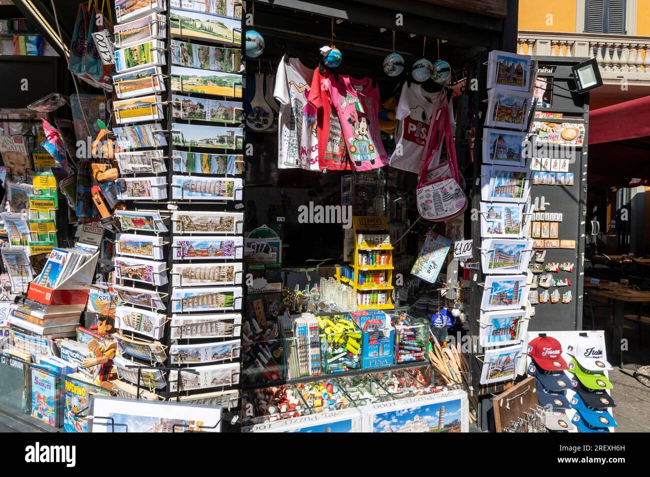 Kiosque de cadeaux de pise Banque de photographies et d’images à haute ...