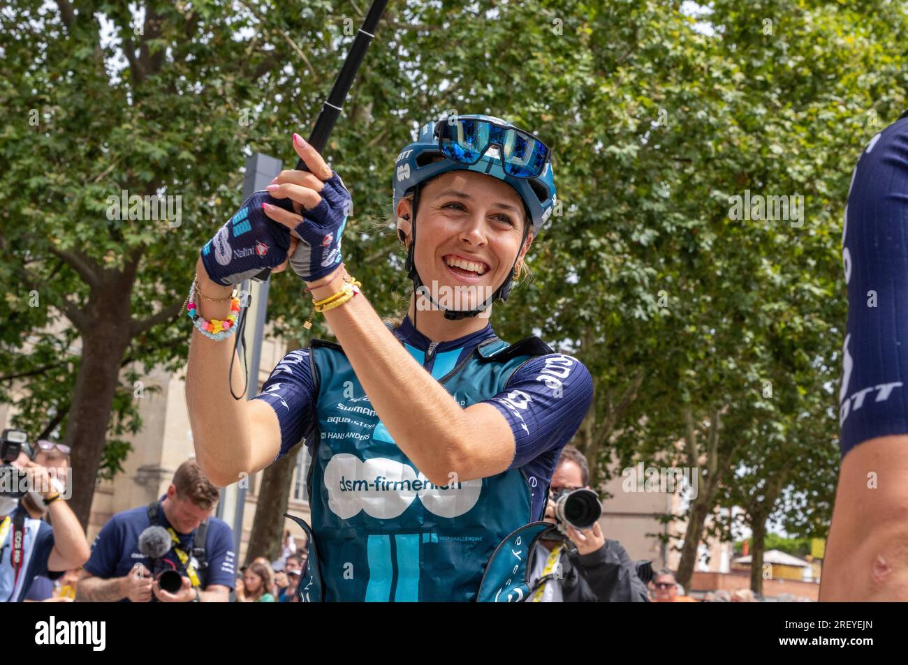 LÉA CURINIER au départ de l'étape 6 du Tour de France féminin ...