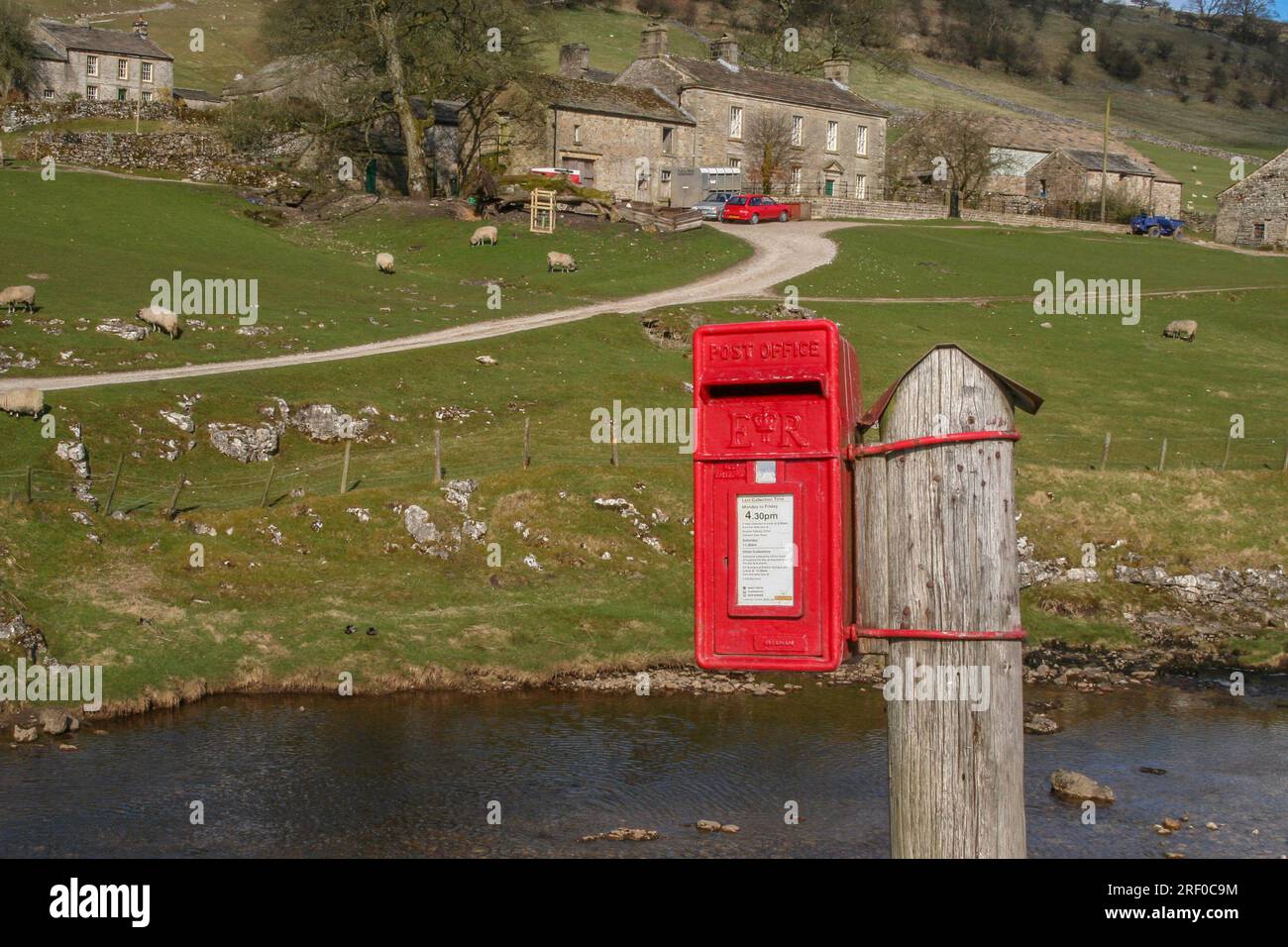 Une boîte aux lettres rouge montée dans le petit village de ...