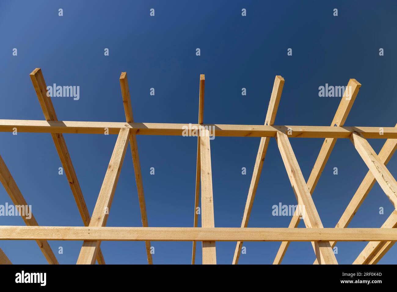 la partie en bois de la structure préfabriquée d'un bâtiment à ossature ...