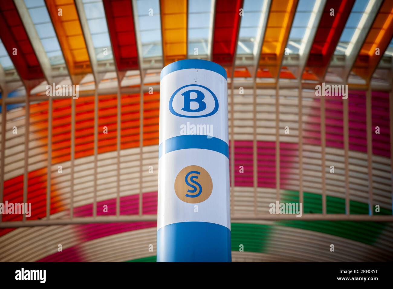 Photo de l'entrée de la gare Liège Guillemins avec le logo de la SNCB ...