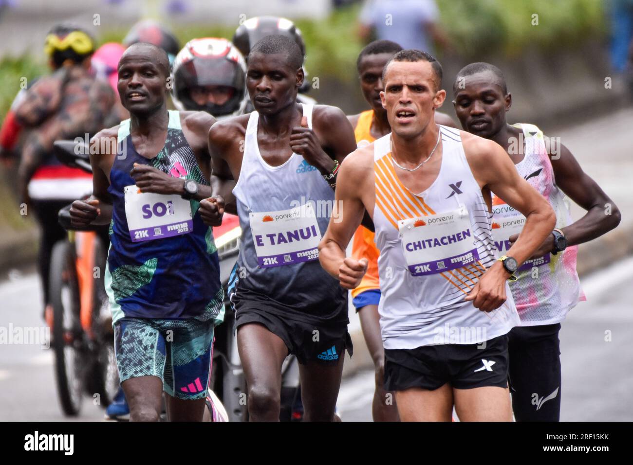 Demi action gauche droite femelle Banque de photographies et d’images à haute résolution - Alamy