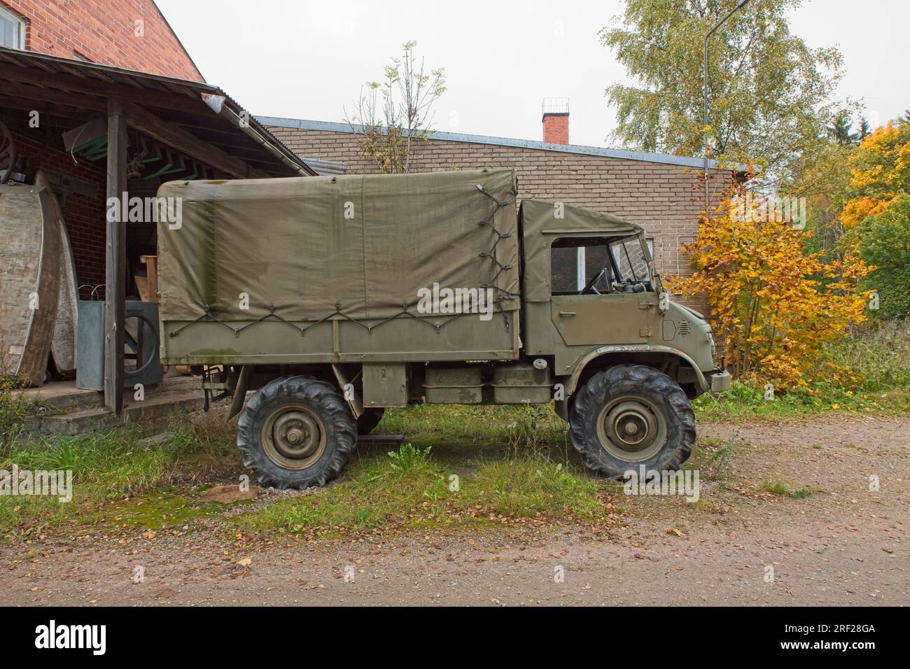 Véhicule de transport militaire d'époque Banque de photographies et d’images à haute résolution ...