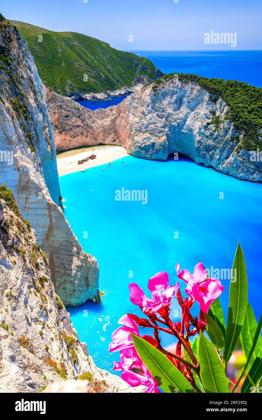 Plage de Navagio, Zakynthos. Vue aérienne de drone de la célèbre plage ...
