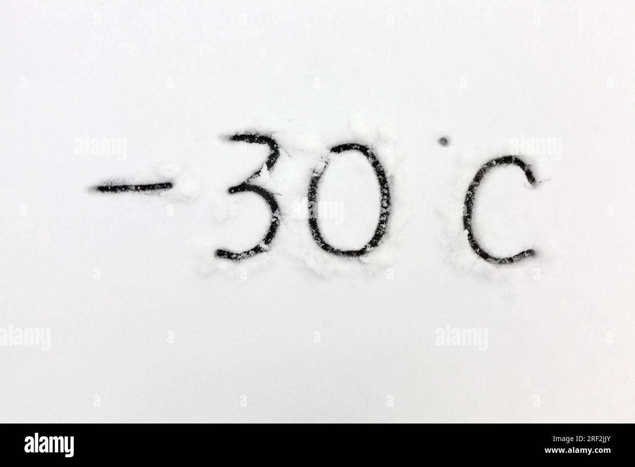 Dessiné sur la neige, des symboles de température indiquant un temps ...