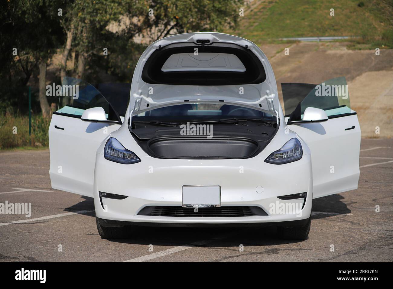 Tesla vue de face Banque de photographies et d’images à haute ...