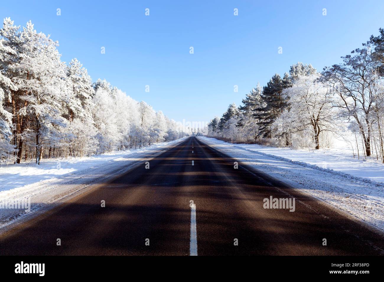 chutes de neige en hiver et routes asphaltées, route en hiver, neige ...